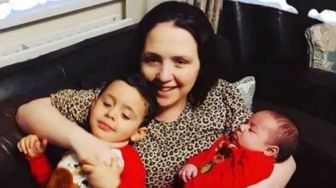 Mandy Kelly: Mother says sons must be returned to Ireland - BBC News