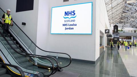 Coronavirus: How NHS Nightingale was built in just nine days - BBC News