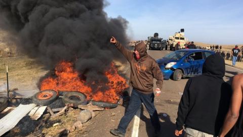 Riot police move in on North Dakota pipeline protesters - BBC News