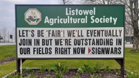 Canadian sign war captivates the internet - BBC News