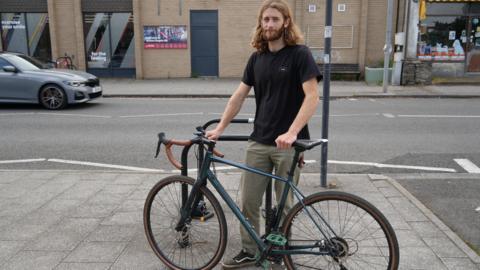 The cyclists tracking down their own stolen bikes - BBC News