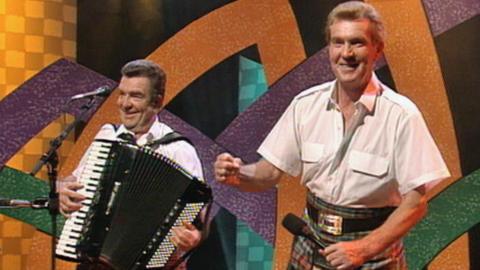 Tom Alexander of The Alexander Brothers dies aged 85 - BBC News