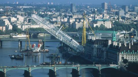 London Eye at 25: The wheel that nearly wasn't - BBC News