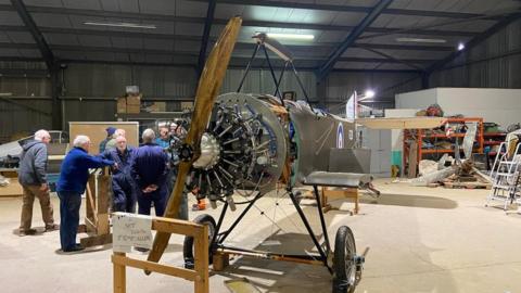 The men who spent 20 years building a fighter plane - BBC News
