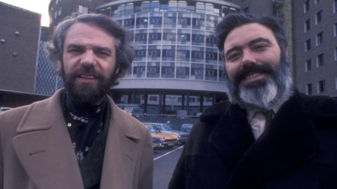 Alan Simpson: Steptoe and Son writer dies at 87 - BBC News