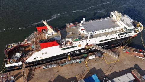 Ferguson shipyard confirms new delay for CalMac ferry Glen Rosa - BBC News