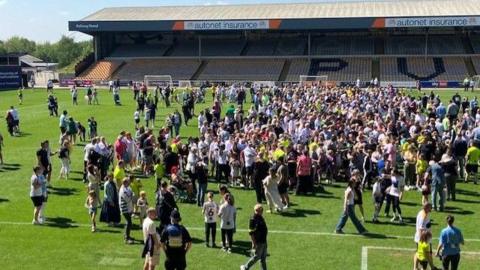 Hundreds of Port Vale fans attend Burslem promotion celebrations - BBC News