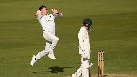 Michael Booth: Warwickshire seamer signs two-year extension - BBC Sport