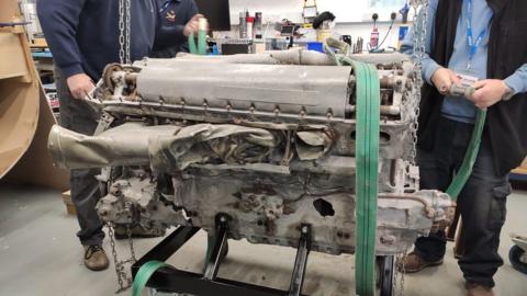 One WW2 Spitfire engine's 'fascinating story' - BBC News