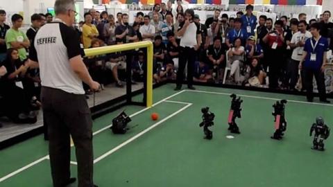 RoboCup: Training robots to play football - BBC News