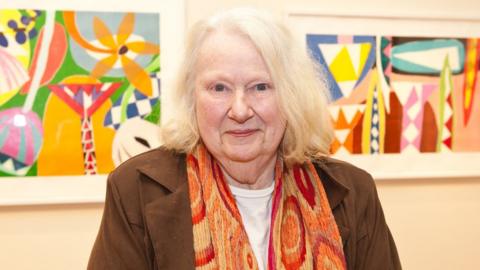 Gillian Ayres: Trailblazing abstract artist dies at 88 - BBC News