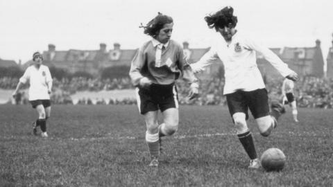 Manchester Corinthians: Pioneering women's football club honoured - BBC ...
