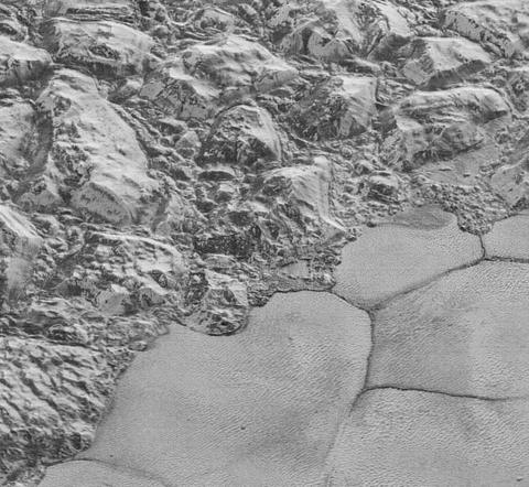 New Horizons: Sharpest images of Pluto's surface - BBC News