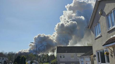Residents' terror over huge fire at battery plant in Kilwinning - BBC News
