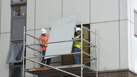 Government could miss cladding removal target date - watchdog - BBC News