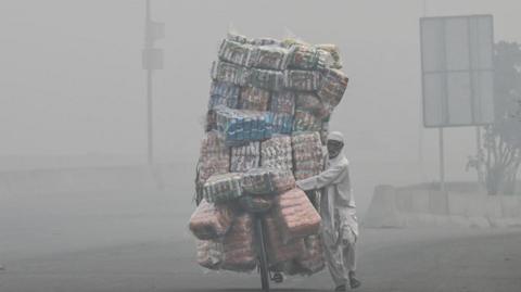 Lahore smog: Pollution hits record levels in Pakistan city - BBC News