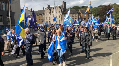 Scottish independence march ends with rally outside Holyrood - BBC News