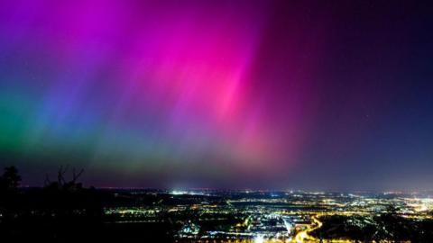 Spectacular Northern Lights stun UK - BBC News
