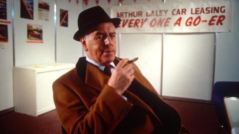 Obituary: George Cole - BBC News
