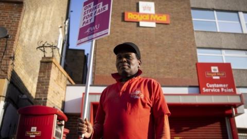 Royal Mail strike: 115,000 postal workers begin strike - BBC News