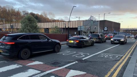 Changes to road layout and traffic at Sheffield railway station - BBC News