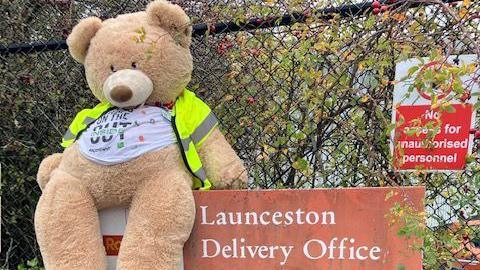 Giant bear encourages children to talk about mental health - BBC News