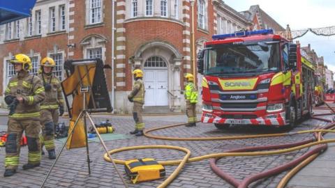 Dorchester: Fire boss describes challenge to halt fire spread - BBC News