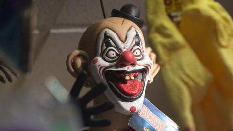Creepy clown craze: How dangerous are clowns really? - BBC News