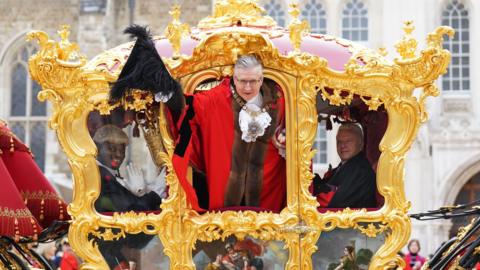 Lord Mayor's Show: Crowds flock to the City for 696th procession - BBC News