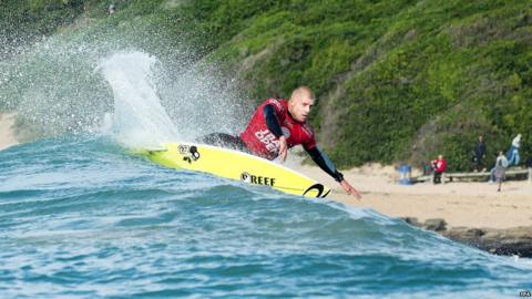 Surfer Mick Fanning escapes shark attack in South Africa - BBC News