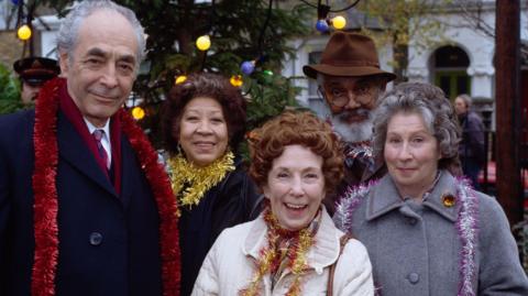 Former EastEnders star Elizabeth Kelly dies at the age of 104 - BBC News