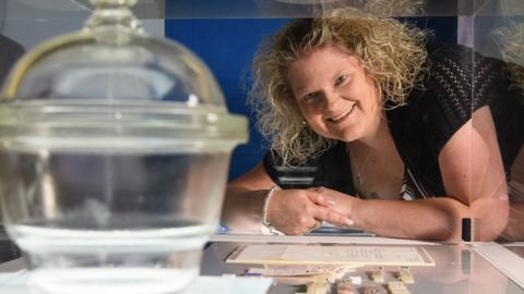 Louise Brown: World's first IVF baby's family archive unveiled - BBC News