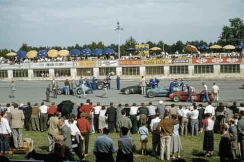 Amateur photographers capture golden age of motor racing - BBC News