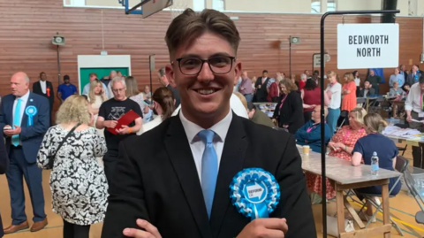Warwickshire Reform County Council leader resigns, leaving 18-year-old ...