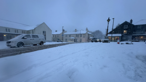 Snow in Devon and Cornwall causes severe delays - BBC News