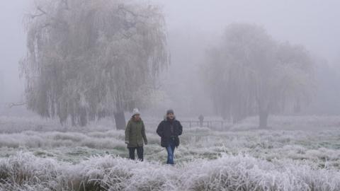 Snow and icy conditions to hit London as yellow alert issued - BBC News