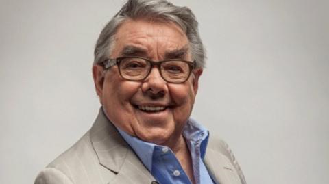 Ronnie Corbett: Life in pictures - BBC News