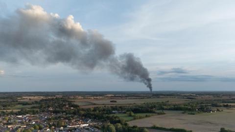 Witham fire crews praised for 'incredibly hard' work at blaze - BBC News