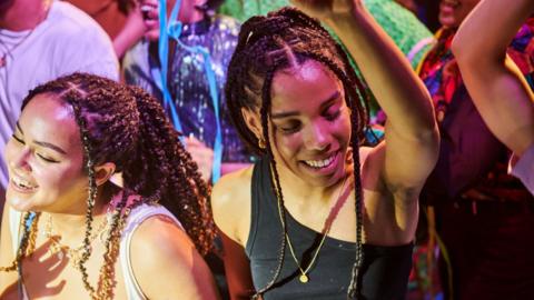 What exactly is freshers' flu - and why do so many get it? - BBC News