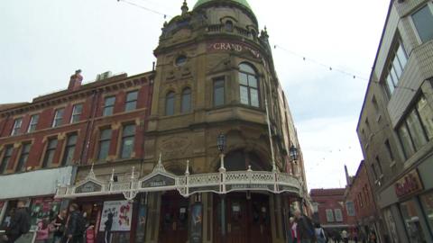 Heritage Blackpool theatre to have '21st Century' seat upgrade - BBC News