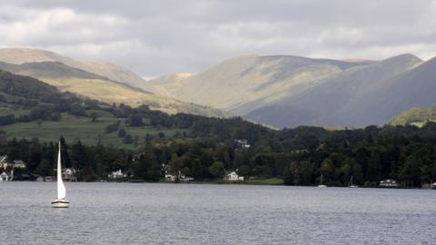 Windermere algal blooms prompt warning to stay out of water - BBC News