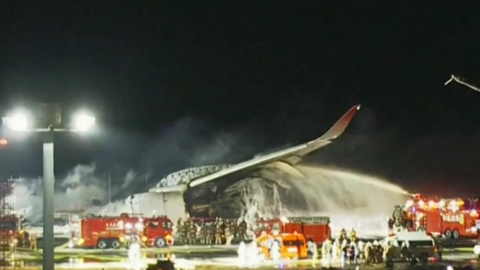 Japan jet crash: Passengers describe chaos inside flight 516 - BBC News