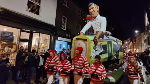 Lewes Bonfire Night: Rishi Sunak unveiled as effigy - BBC News
