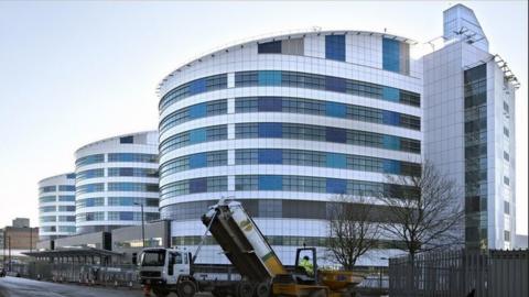 Liver surgeon Simon Bramhall marked initials on patients - BBC News