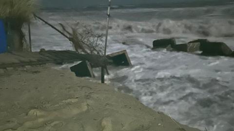 Hemsby: Warnings issued as cliff erosion causes road collapse - BBC News