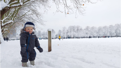London snow: Wintry scenes captured in the capital - BBC News
