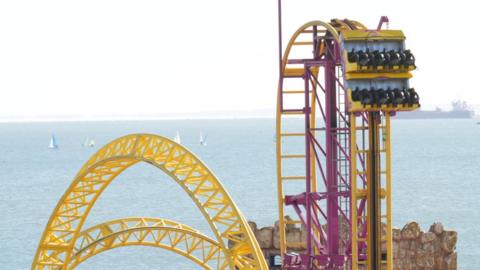 Riders left hanging as Southend rollercoaster stops mid-ride - BBC News