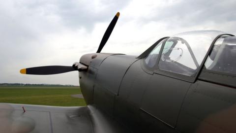 In Pictures: Rebuilding a rare Mk1 Spitfire - BBC News