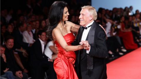 Sir Bruce Forsyth: TV legend dies aged 89 - BBC News