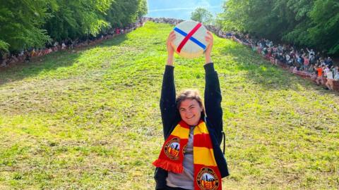 Cheese rolling race: Hundreds compete in Coopers Hill event - BBC News